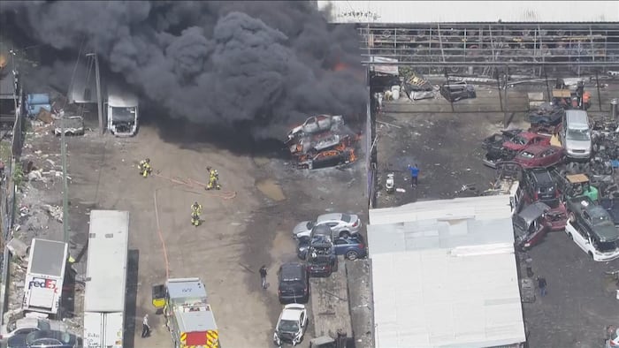 Arden múltiples vehículos en depósito de chatarra en Opa-locka