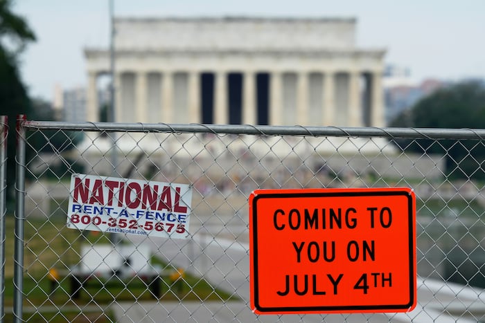 A Reflecting Pool that has long enticed visitors now gains police ...